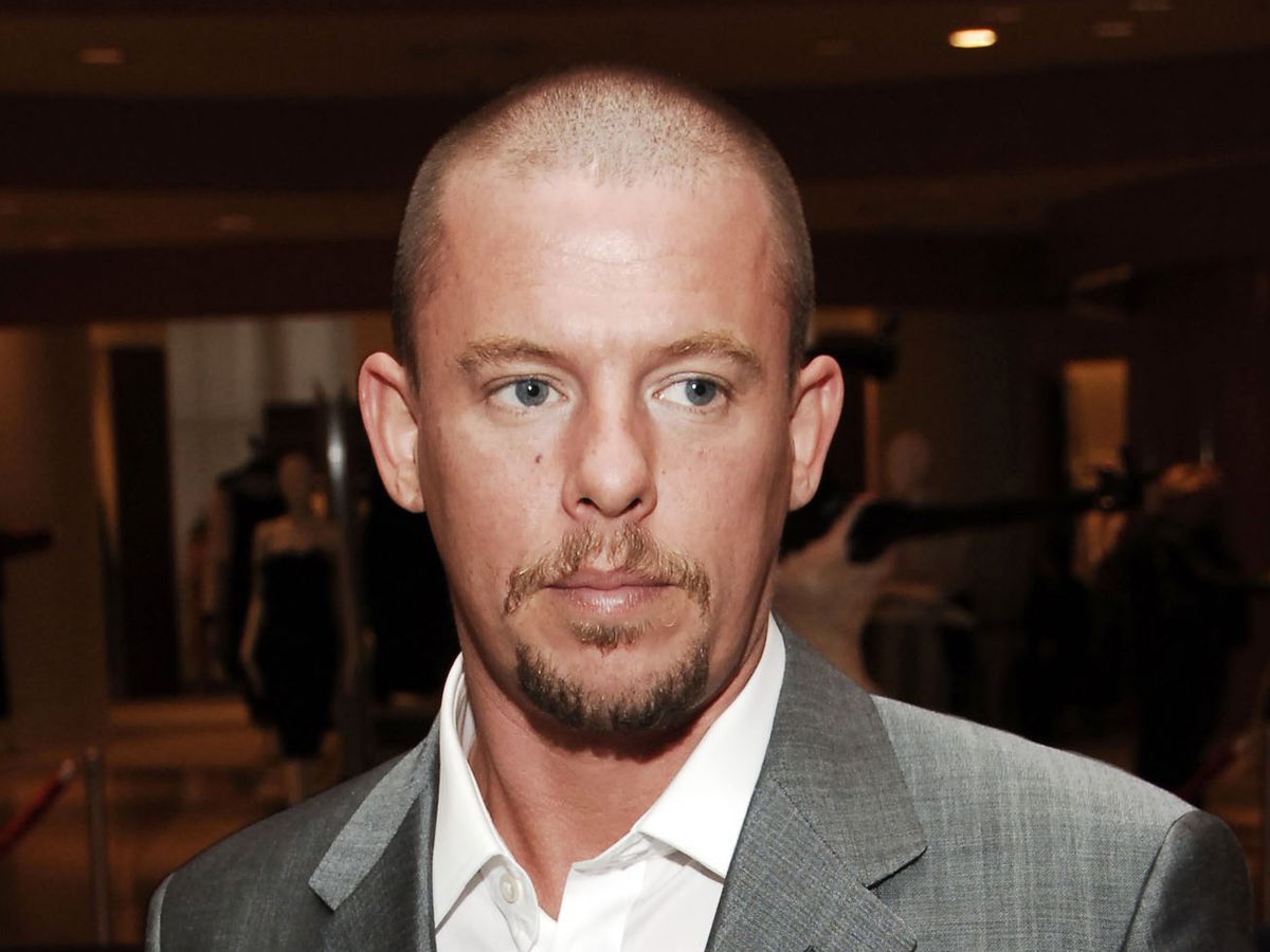 Alexander McQueen, del clasicismo británico a su provocadora y polémica ...